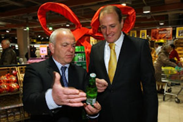 Heineken-ceo geeft fles aan Jumbo