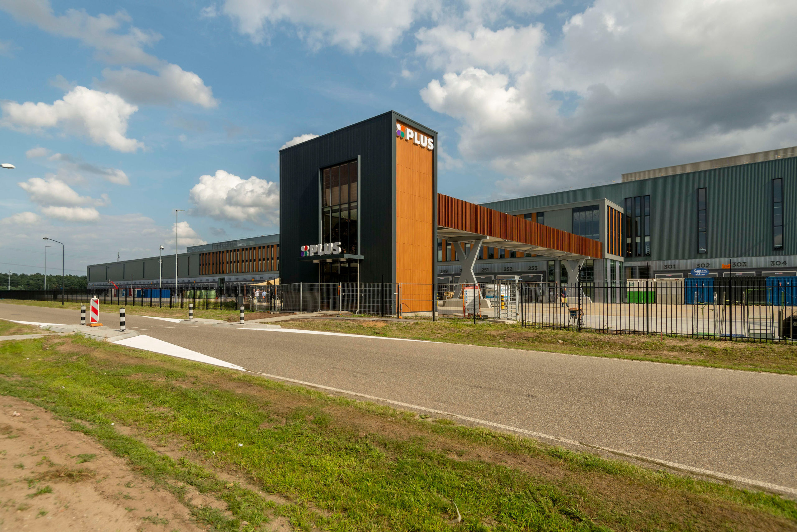 Plus-dc opgeleverd op terrein van 19 voetbalvelden