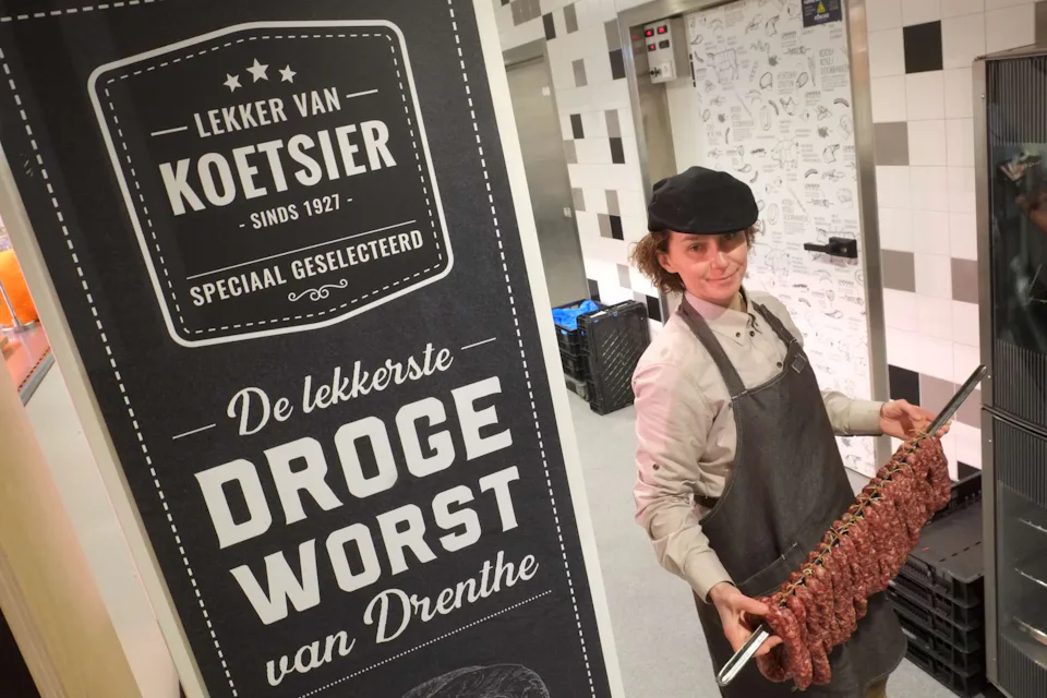 Omgebouwde Plus Koetsier eert de medewerkers op de gevel