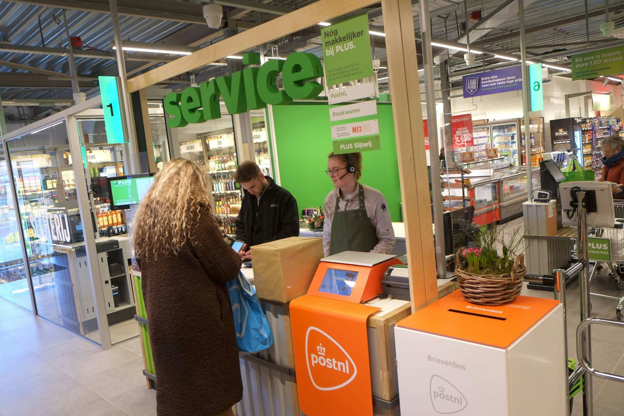 Omgebouwde Plus Koetsier eert de medewerkers op de gevel