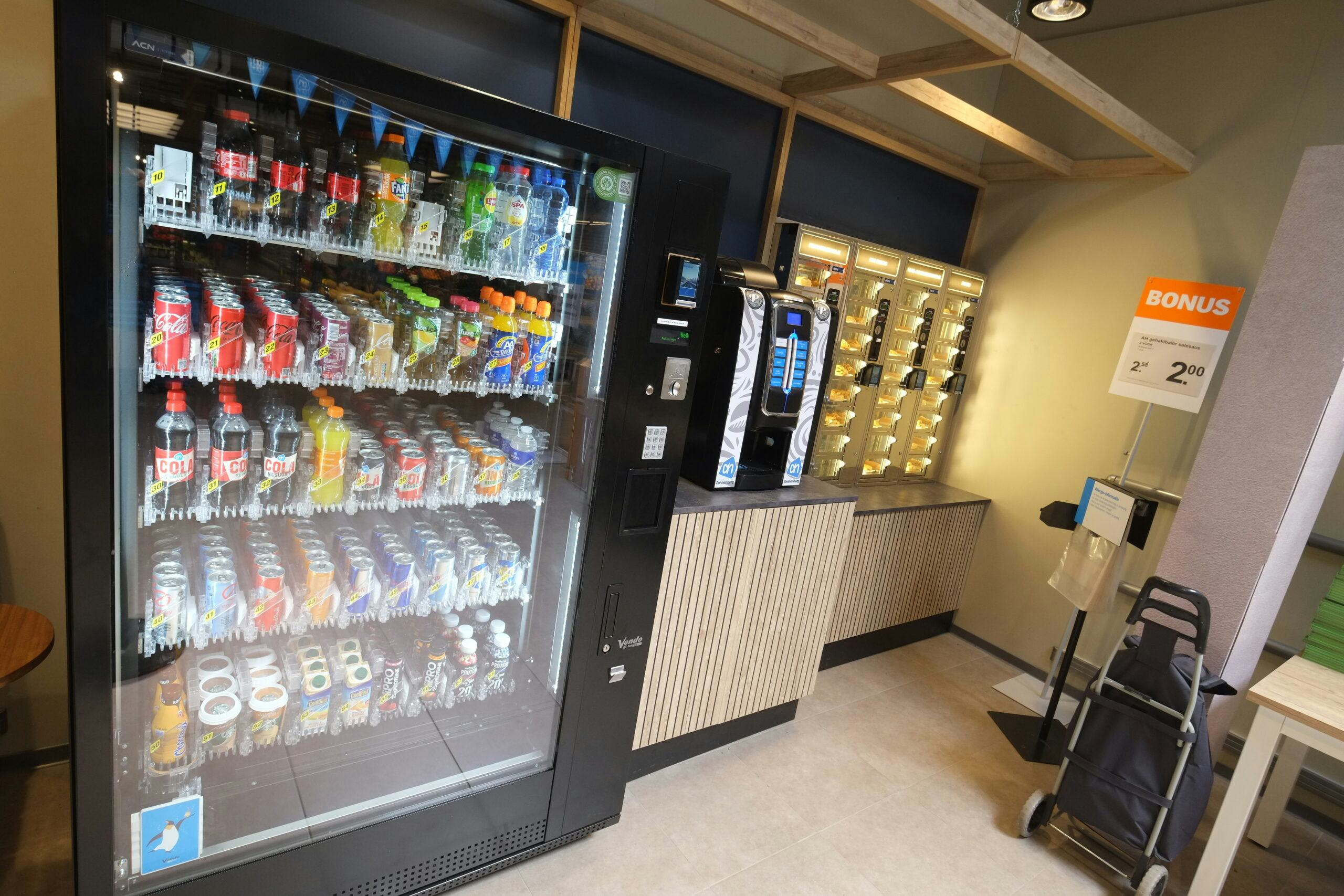 Snacks en frisdrank komen uit de 'muur' bij AH Zonnenberg