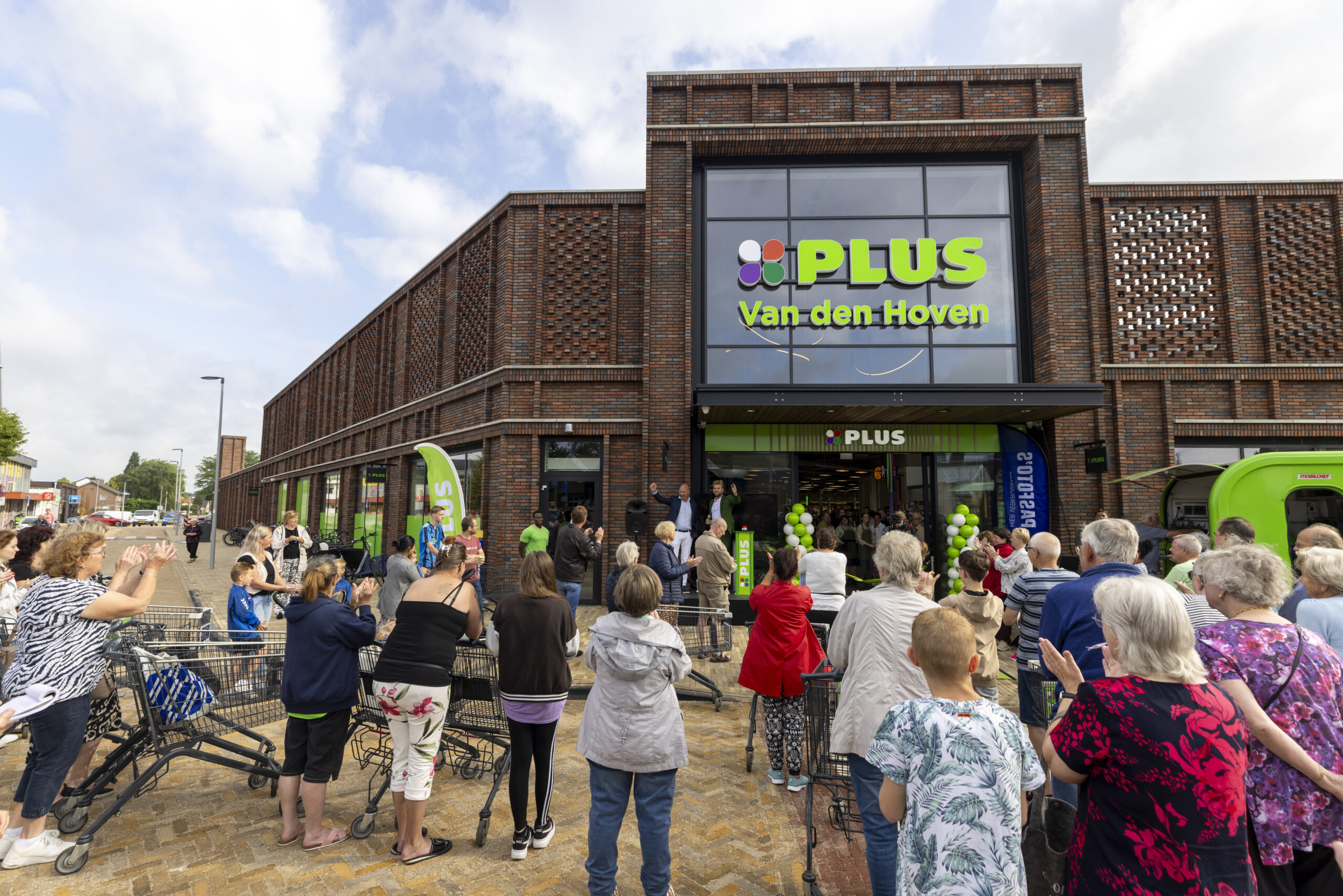 Plus-ondernemers heropenen bakkerij naast hun super: 'Nu al 300 klanten ...