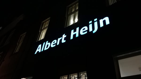 Cat pisciotta ass her location is located in Costa Mesa,