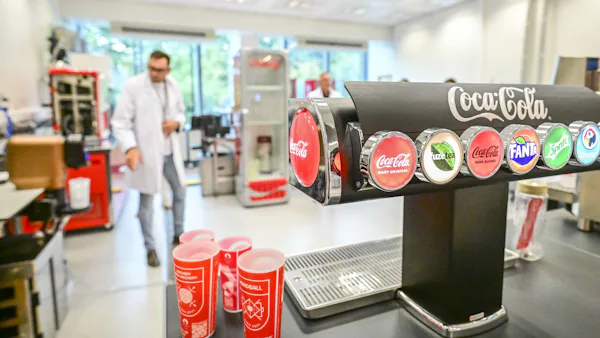 Coca-Cola wil duurzamer schap: 'Fles zonder etiket komt eraan'